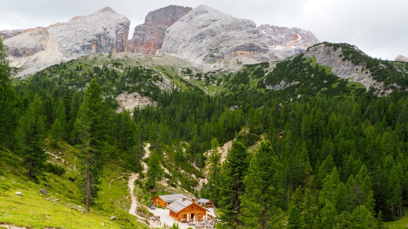 Til fots gjennom i Dolomittenes naturparker